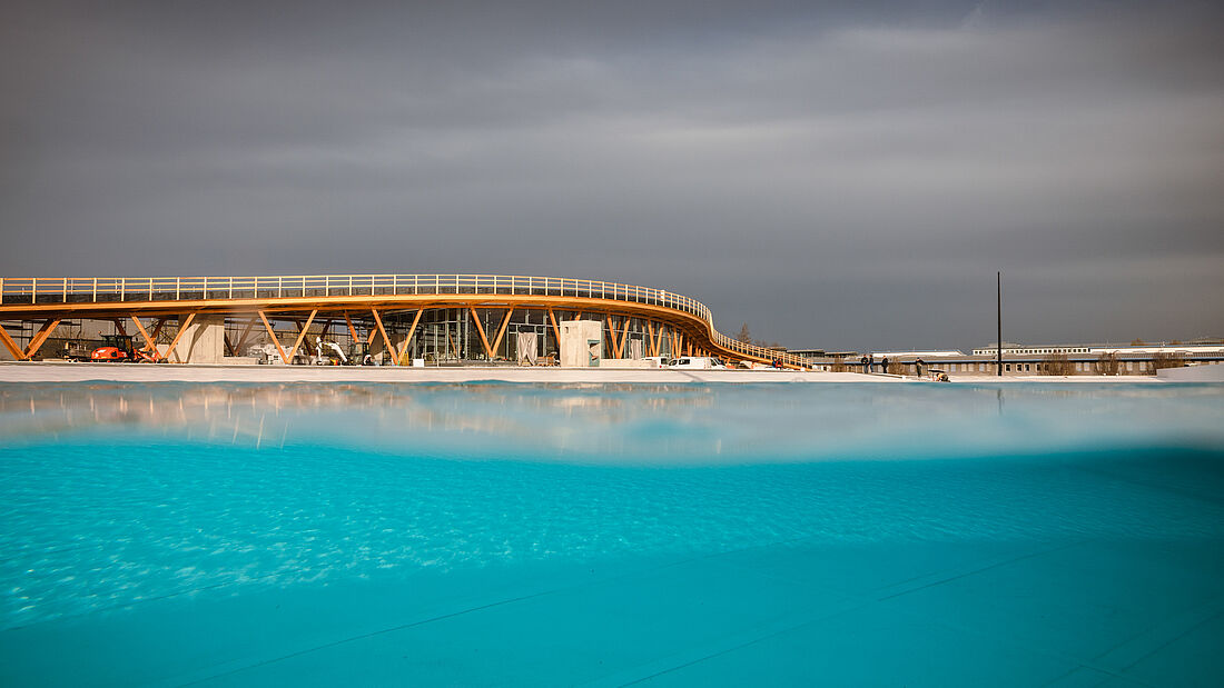 Entdecke die o2 SURFTOWN MUC: Wave Pool, Surf Academy und mehr